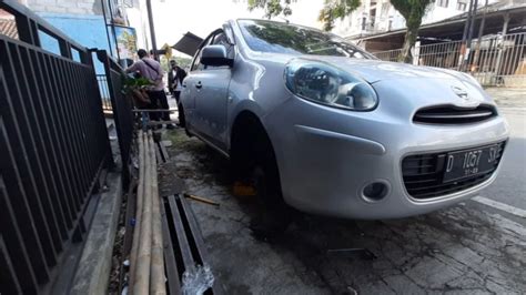 Diparkir Pinggir Jalan Empat Ban Mobil Digondol Maling