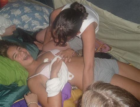 Foto Some Chicks Playing Around