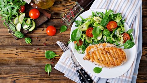 Peito De Frango Grelhado E Salada De Legumes Frescos Folhas De Tomate Pepino E Alface Salada