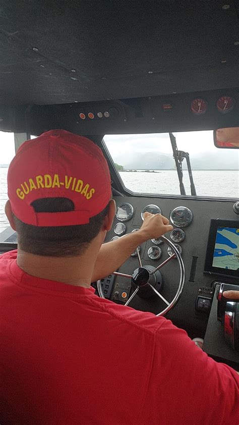 Buscas Por Adolescente Que Sumiu No Mar São Retomadas