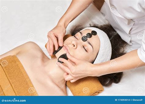 Masaje Facial De Piedra Masajista De Caras Calientes Niña En El Salón