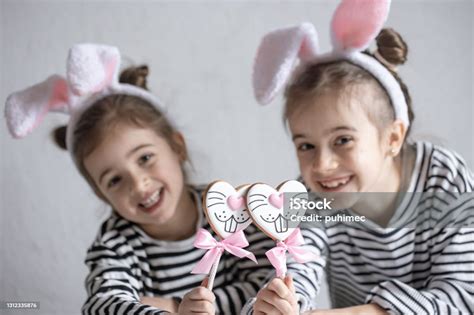 아이들의 손에 막대기에 부활절 진저 브레드 쿠키의 클로즈업 2명에 대한 스톡 사진 및 기타 이미지 2명 4 5세 6 7