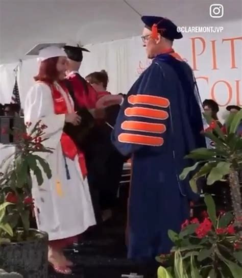 دانشجویان فارغ التحصیل یک دانشگاه امریکا پس از دریافت مدرک فارغ التحصیلی پرچم فلسطین را به یکی