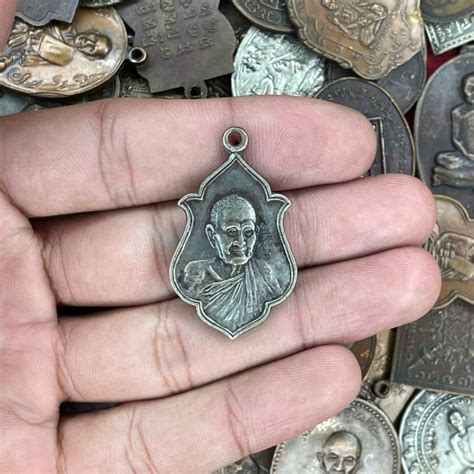 เหรียญใบสาเก หลวงปู่ขาว อนาลโย วัดถ้ำกลองเพล ปี 2521 Th