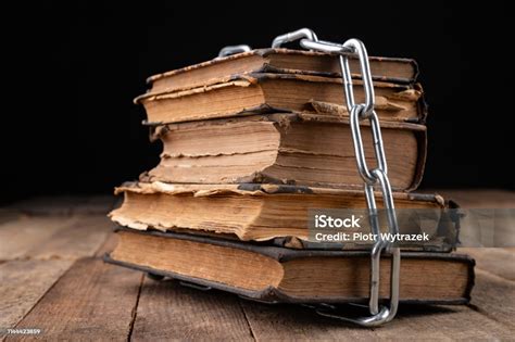 새로운 반짝 체인에 관련 된 오래 된 책 나무 테이블에 금지 된 오래 된 작품 예술가 어두운 배경입니다 금지됨에 대한 스톡 사진 및 기타 이미지 Istock