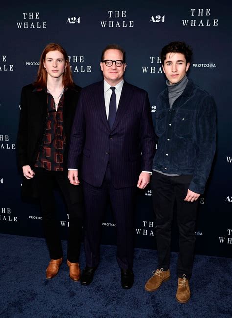 Брендан Фрейзер порадовал редким выходом в свет со своими взрослыми сыновьями