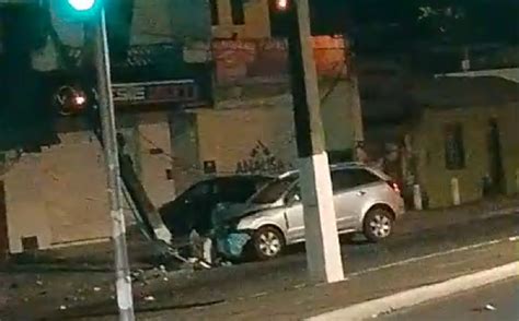 MOTORISTA PERDE CONTROLE DO VEÍCULO E BATE EM POSTE NA ZONA NORT E DE ILHÉUS O Tabuleiro