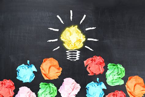 칠판에 전구 모양의 구겨진 종이가있는 밝은 아이디어 개념 0명에 대한 스톡 사진 및 기타 이미지 0명 구겨진 종이 기회 Istock