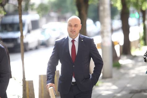 Министърът на правосъдието призова за пълно разследване на случая с малтретираното момиче от