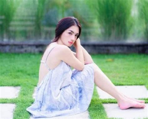 Gaya Menggoda Angel Karamoy Bikin Pria Terpana Ntb