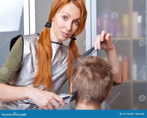 De Mooie Jonge Vrouw De Kapper Stock Foto Image Of Kapper Deel 19174196