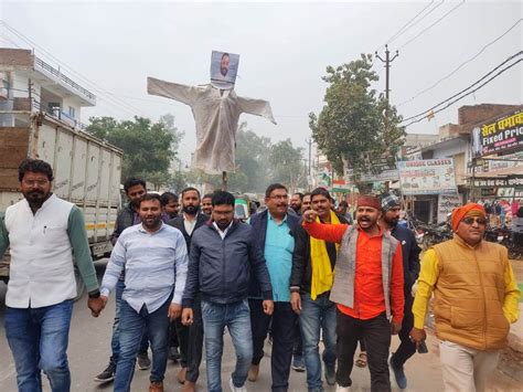 विवादित टिप्पणी को लेकर विहिप व बजरंग दल ने फूंका पुतला की नारेबाजी