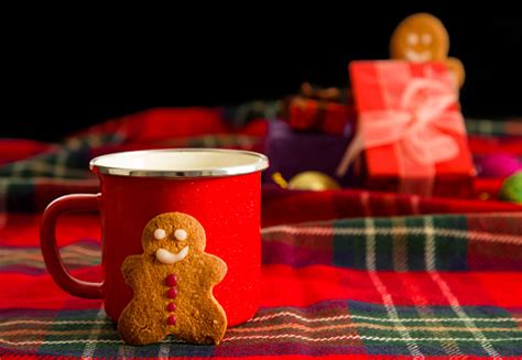 크리스마스 이브 선물 장식 빨간 머그잔과 진저 브레드 쿠키 는 검은 배경에 고립 0명에 대한 스톡 사진 및 기타 이미지 0명