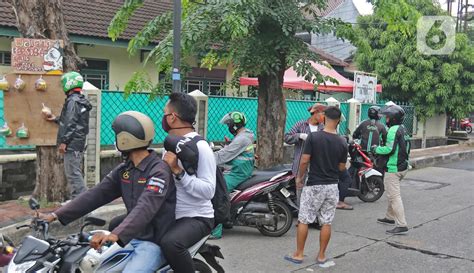 FOTO Seniman Wayang Bagikan Paket Makanan Untuk Warga Terdampak Covid
