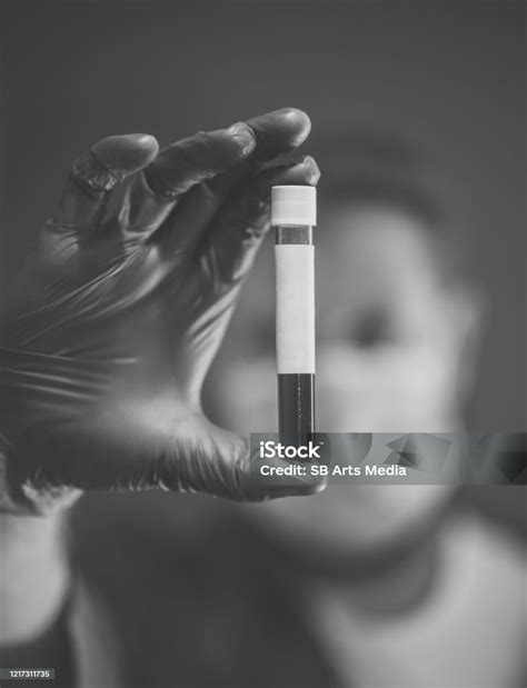 코비드19 병원에서 감염된 환자의 혈액 샘플 튜브를 들고 Ppe 개인 보호 장비의 의사 또는 실험실 기술자 과학자 항체 및 백신