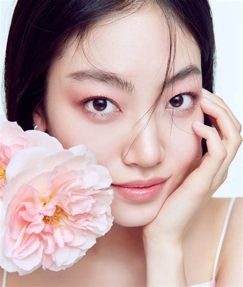 Visual Chuẩn Nàng Thơ Với Layout Makeup Tông Hồng Sắc Hoa Mùa Xuân