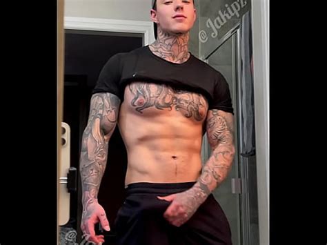 Jakipz Playing With His Huge Cock And Showing Off His Muscles Before Cumming XNXX