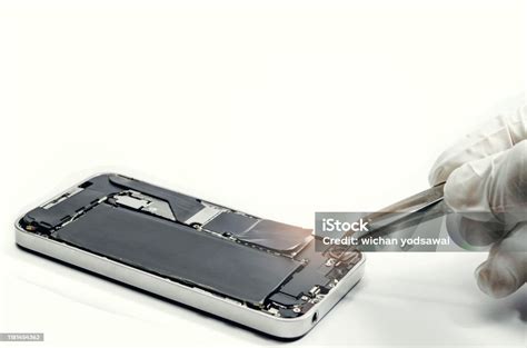 책상에 전문 기술자에 의해 실험실에서 스마트 폰마더 보드에 수리를 고정하기위한 카메라 폰의 닫기 미니 도구 사용 Stem 주제에 대한 스톡 사진 및 기타 이미지 Istock