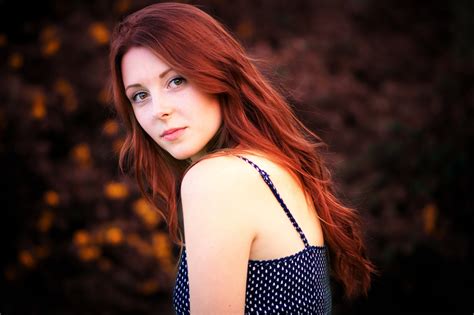 Hintergrundbilder Frau Rothaarige Modell Porträt lange Haare Blick auf Betrachter rot