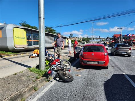 Acidente entre carro e moto deixa uma pessoa ferida na Avenida Antônio