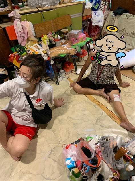 Volunteering At Elderly Woman Keeping Hope Alive Gallery 让希望活下去