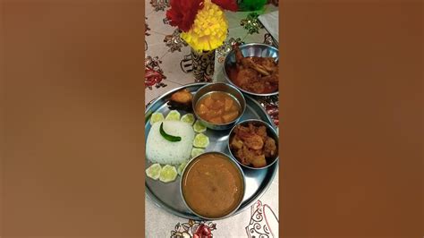 মেনুতে ছিল ভাত মাছ ভাজা মুগ ডাল এঁচোড় চিংড়ি মুরগীর মাংস আমের চাটনি