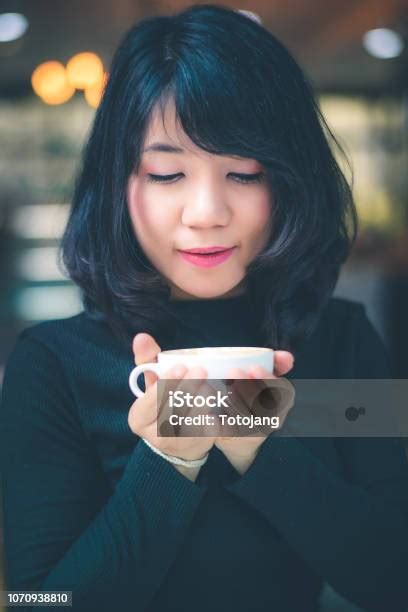 아름 다운 매력적인 젊은 아시아 여자 커피 또는 커피 한 잔을 손에 들고 아침 빈티지 컬러 톤에에서 카페에서 소파에 앉아 개념에 대한 스톡 사진 및 기타 이미지 Istock