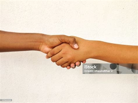 두 명의 남부 인도 남성이 하얀 배경에서 악수를 하고 있다 비즈니스 컨셉 손에 대한 스톡 사진 및 기타 이미지 손 2명