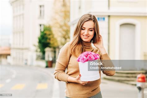 분홍색 장미와 상자를 들고 아름다운 젊은 여자의 야외 초상화 개념에 대한 스톡 사진 및 기타 이미지 개념 거리 귀여운 Istock
