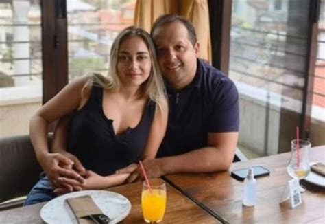 Mlada Zvezda Granda Trudna Sa 15 Godina Starijim PevaČem Stomak Do