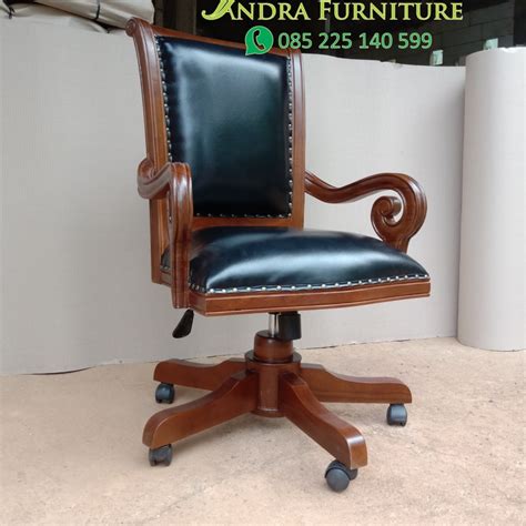 Kursi Direktur Putar Hidrolik Classic Tangan Ulir Kursi Direktur Jati