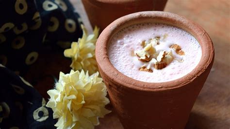 इस बार झटपट बनाएं दही की मीठी लस्सी Instant Lassi Recipe