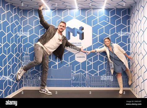 Vorsicht optische Täuschung Wer ist größer Marc Barthel und Anna