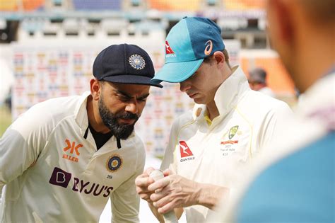 Virat Kohli Peeks Into Steven Smiths Bat Grip
