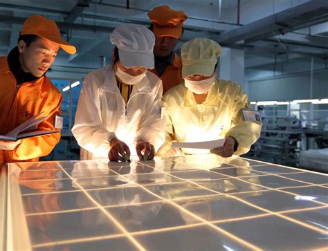 U S Slaps Tariffs On Chinese Solar Panels The New York Times