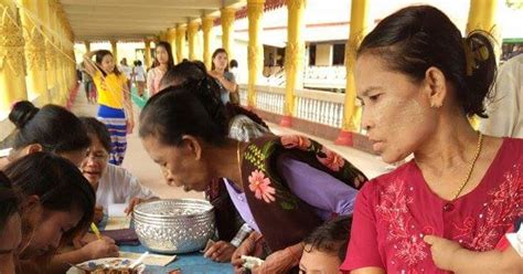 ကျိုက္ခမီမြို့အကြောင်း ဒုတိယေန႔ တတိယေန႔ ကံစမ္းမဲလက္မွတ္မ်ားေရာင္းခ်ေပးေနစဥ္ မွတ္တမ္မ်ား