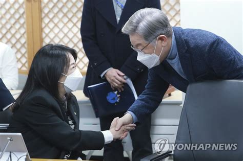 최혜영 의원과 악수하는 이재명 연합뉴스