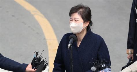 윤석열 당선인 박근혜 전 대통령에 퇴원 축하 난 전달