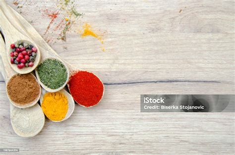 흰색 도마 나무 판에 다양한 향신료로 채워진 나무 숟가락 가루로 빻은에 대한 스톡 사진 및 기타 이미지 가루로 빻은 강황 건강한 생활방식 Istock
