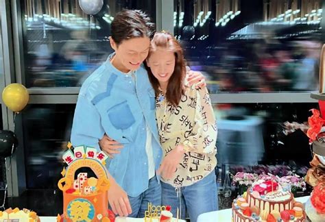 张智霖庆祝51岁生日 与妻子袁咏仪当众热吻显甜蜜 搜狐大视野 搜狐新闻