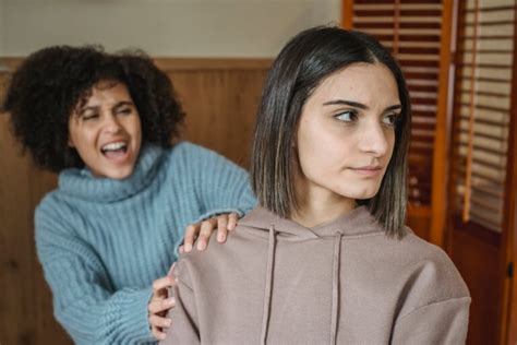 23 Crucial Relationship Red Flags To Recognize