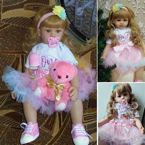 Lutka Sa Plavom Kosom Medom I Flašicom 55 Cm 824321 Volim Svoj Dom