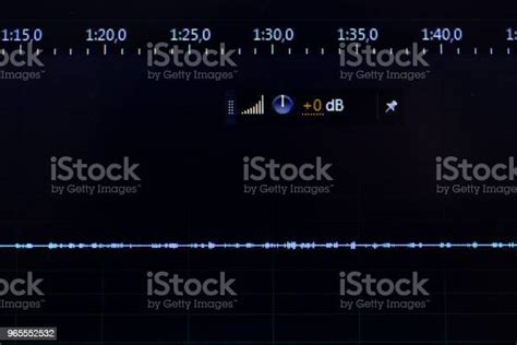 컴퓨터 프로그램 스크린 상영을 편집 하는 오디오 사운드 웨이브 스튜디오에서 보컬 녹음 음성의 화면에 소리 0명에 대한 스톡 사진