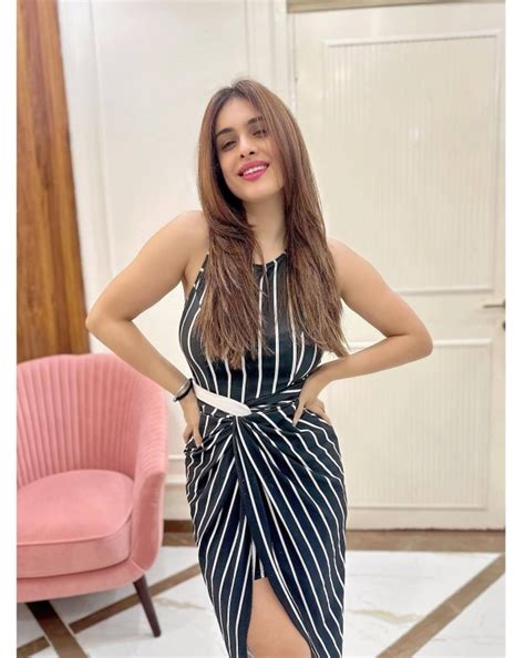 Neha Malik नेहा मालिक ने बोल्ड फिगर में तस्वीरों से मचाया तहलका