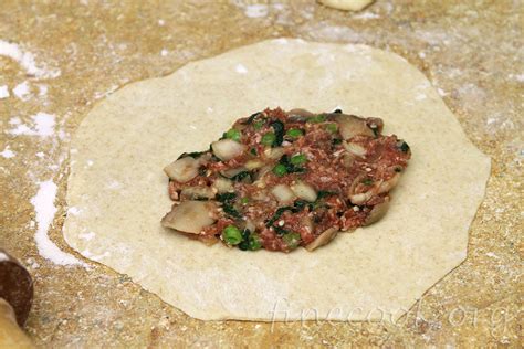 Чебуреки с начинкой из фарша со шпинатом и зелёныи горошком