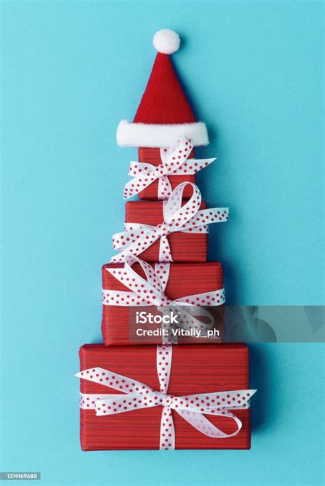 크리스마스 트리 모양에 위치한 유사한 빨간 선물 상자와 산타 모자 12월에 대한 스톡 사진 및 기타 이미지 12월 겨울 계절 Istock