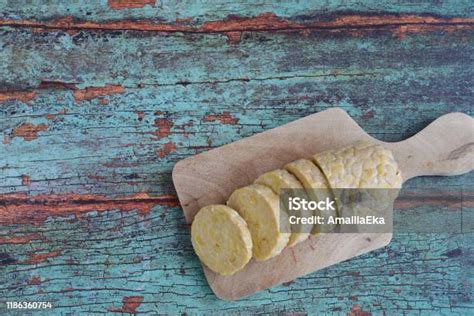 도마에 원시 Tempeh 인도네시아에서 전통 음식 템페는 케이크 형태로 발효 콩입니다 글루텐이 들어 있지 않은에 대한 스톡 사진