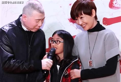 徐帆带养女探班冯小刚，素颜现身穿搭接地气，后者态度冷漠无互动
