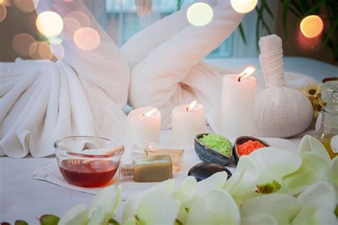 스파 트리 트 먼 트 웰빙 스파 스파에 대 한 항목에서에서 불타는 초 발 석 회와 열 대 꽃 스파 페디큐어 치료와 그릇에 목욕 개념에 대한 스톡 사진 및 기타 이미지