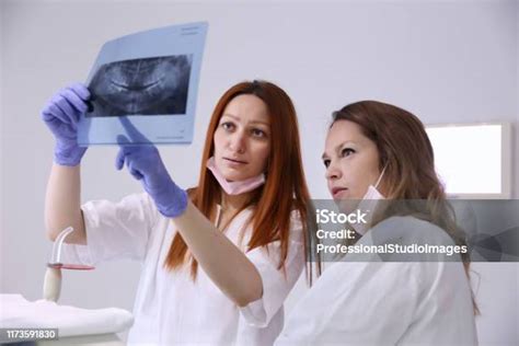 치과 진료소에서 엑스레이 를 검사하는 치과 의사 및 조수 2명에 대한 스톡 사진 및 기타 이미지 2명 X 레이 가리키기 Istock